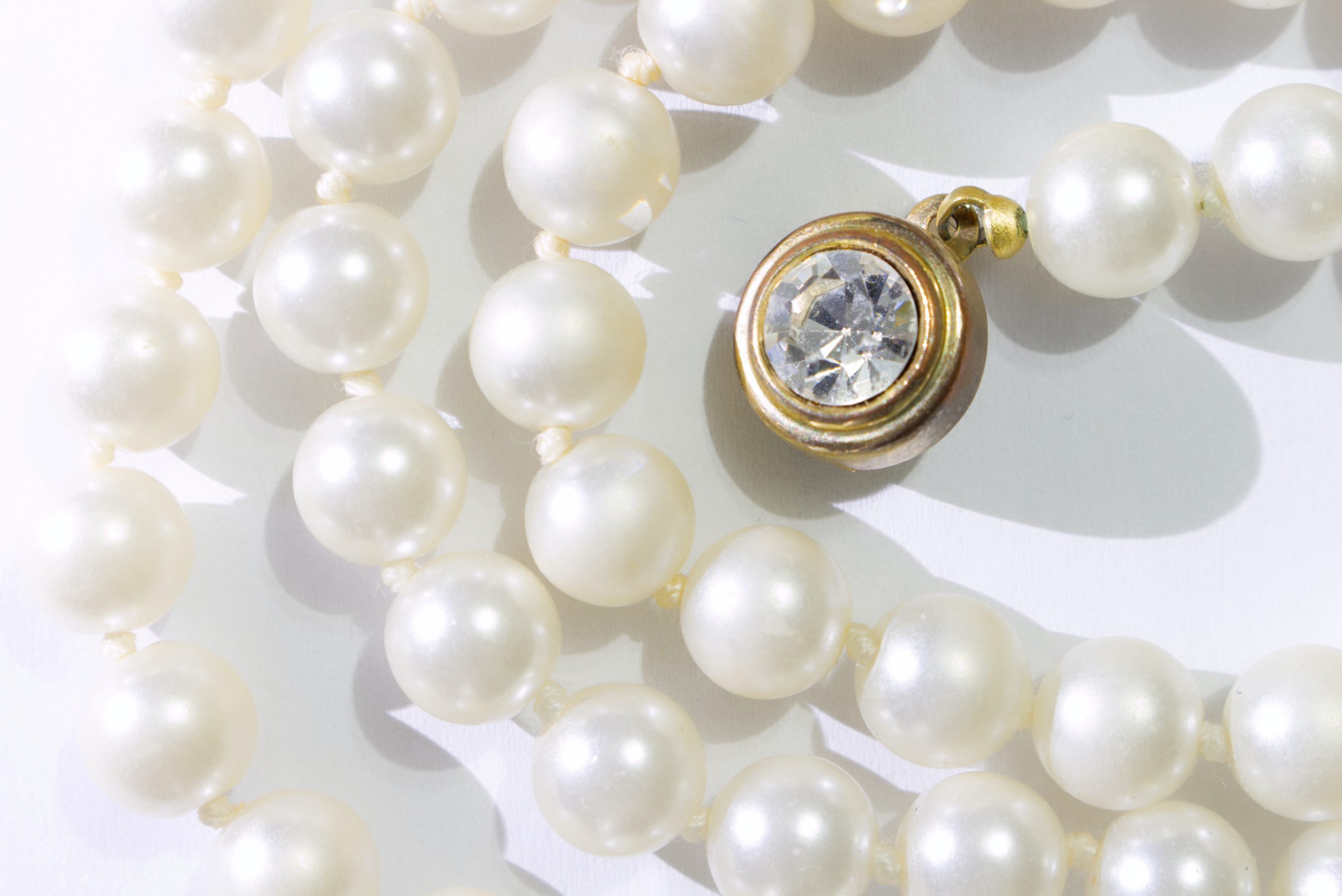 Trendschmuck Perlenkette – wie man sie optimal kombiniert und trägt ...